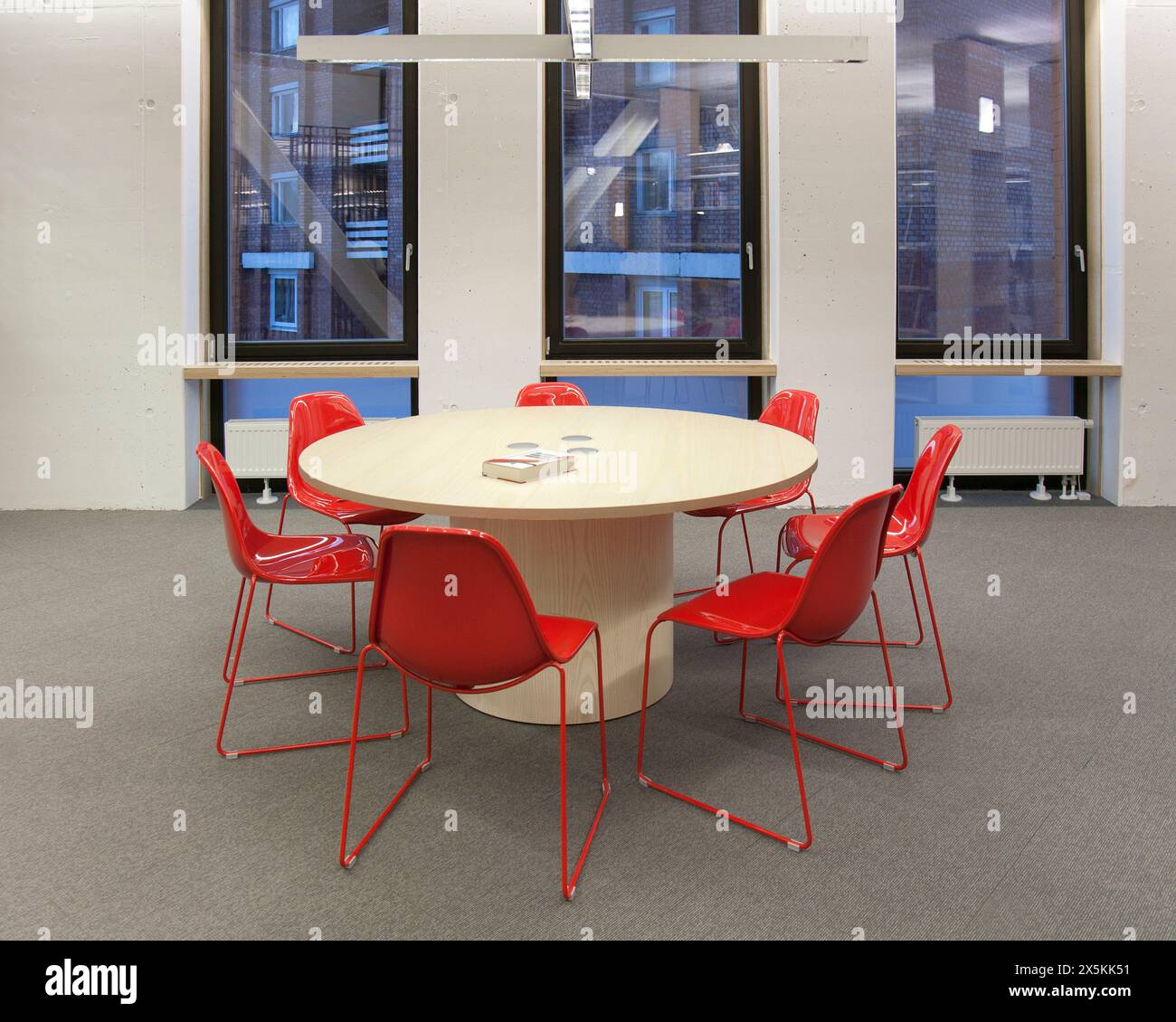 School round table meeting hi-res stock photography and images - Alamy