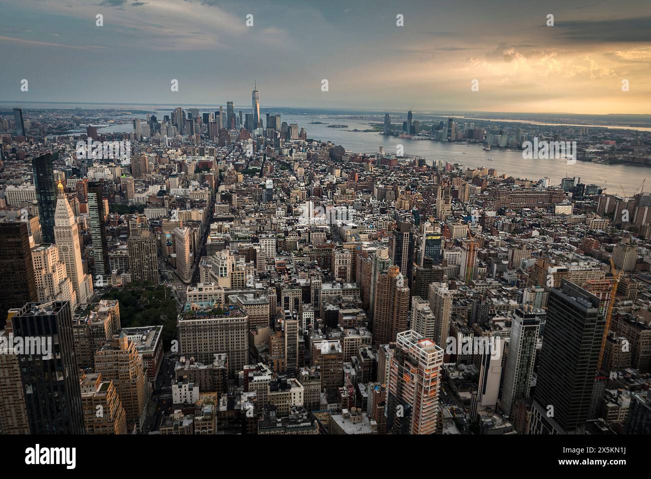 Gratte ciel de nuit gratte ciel hi-res stock photography and images - Alamy