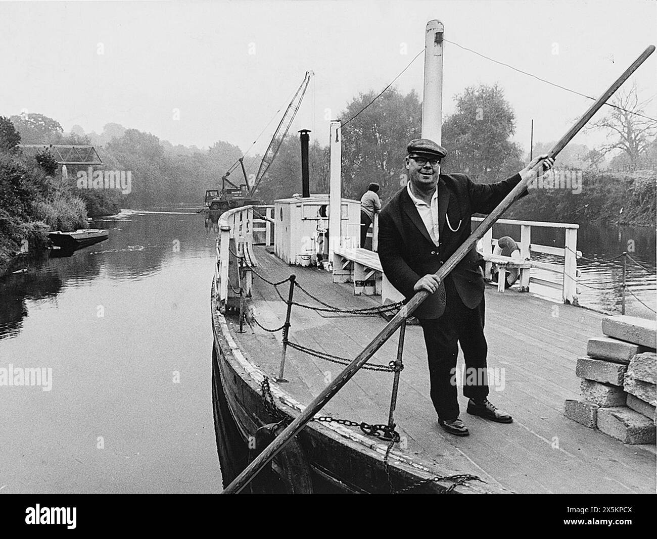 The River Severn ferry boatman 62 year old Bert Evans crossing the ...