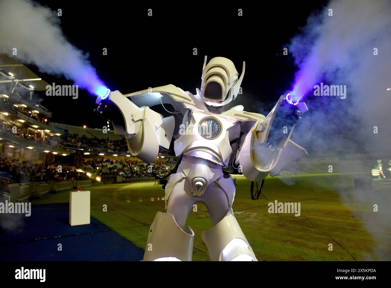Entertainment robot hi-res stock photography and images - Alamy