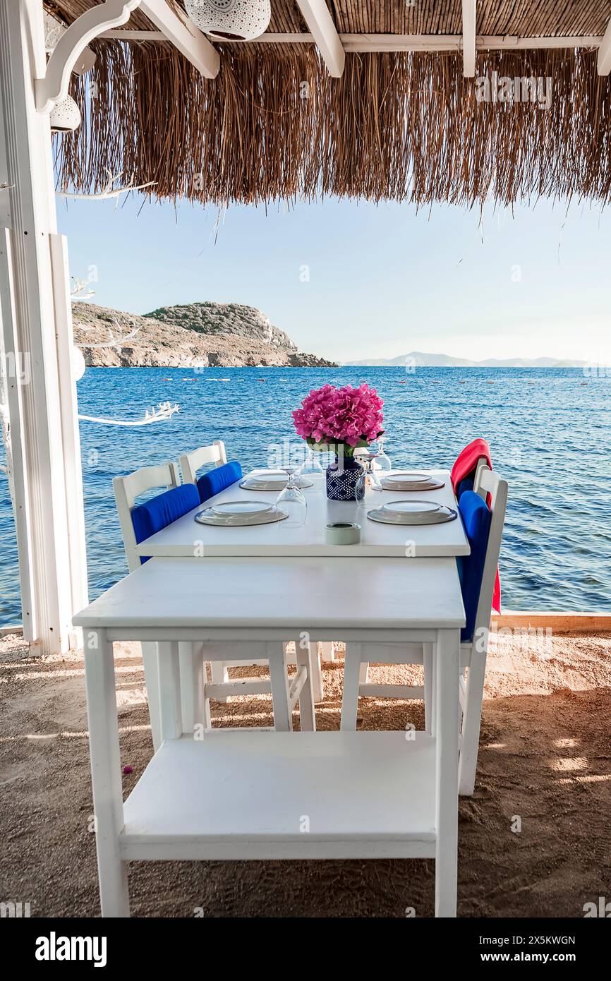 the table of a seaside restaurant set for a dinner on the beach Stock ...