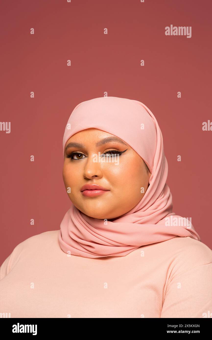 Maroon hijab hi-res stock photography and images - Alamy