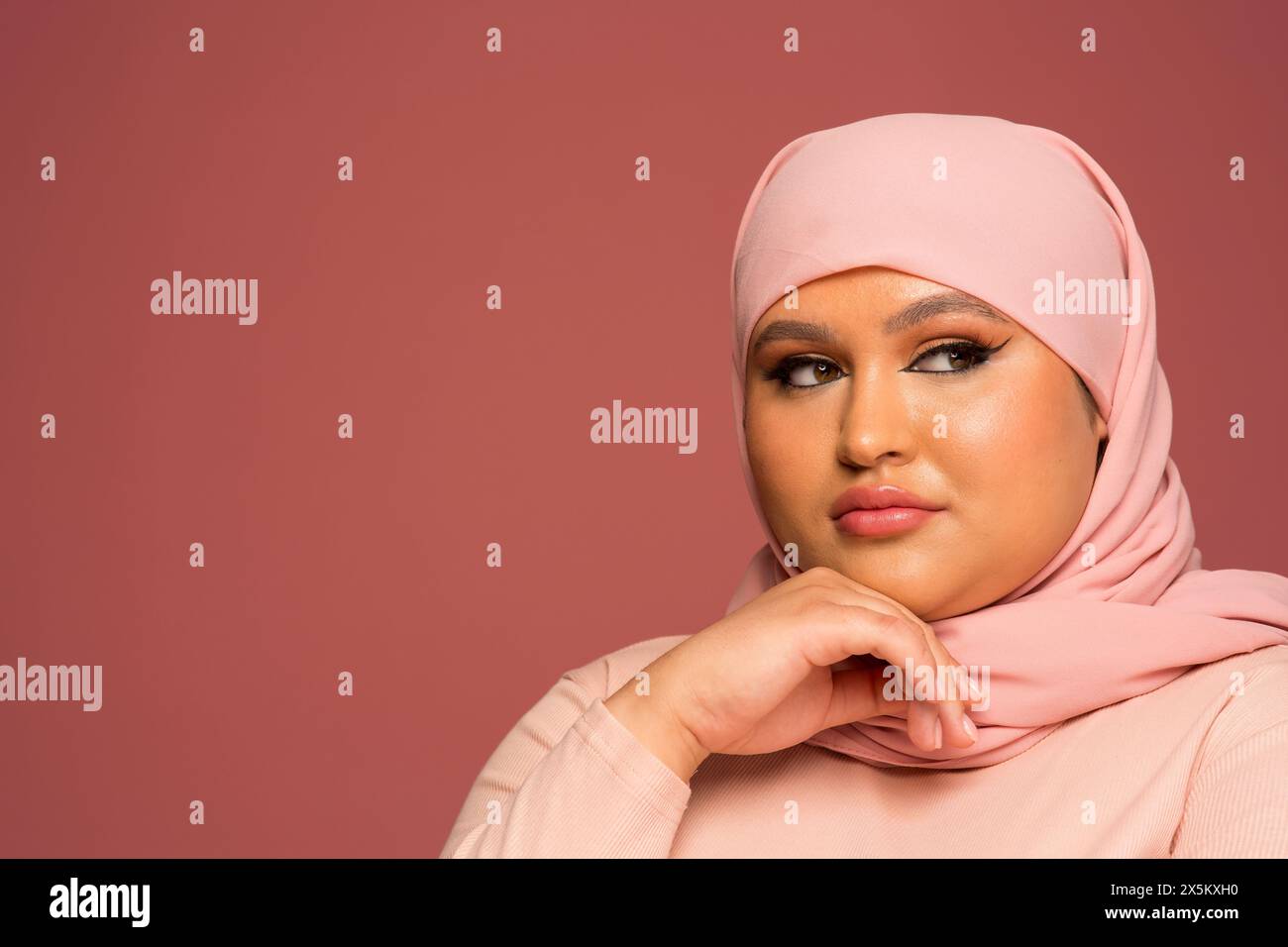 Maroon hijab hi-res stock photography and images - Alamy