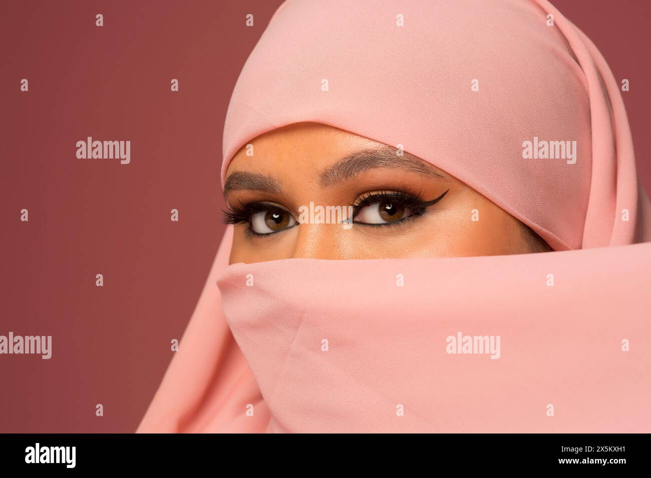 Maroon hijab hi-res stock photography and images - Alamy