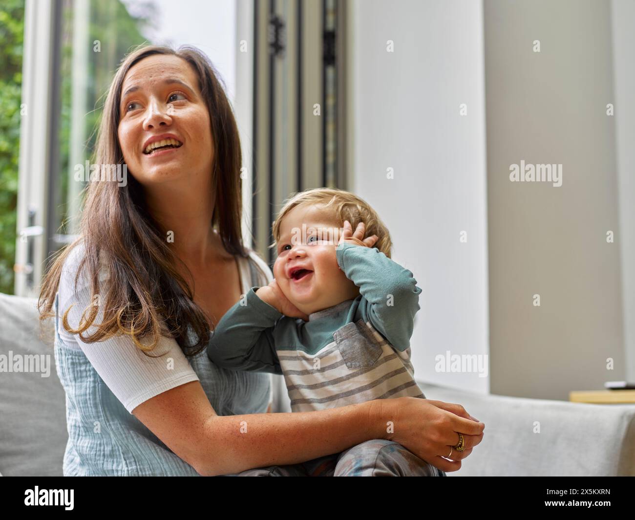Baby in family living room hi-res stock photography and images - Alamy