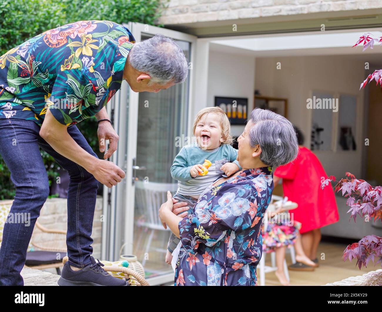 Family smiling diversity grandparents hi-res stock photography and images - Alamy
