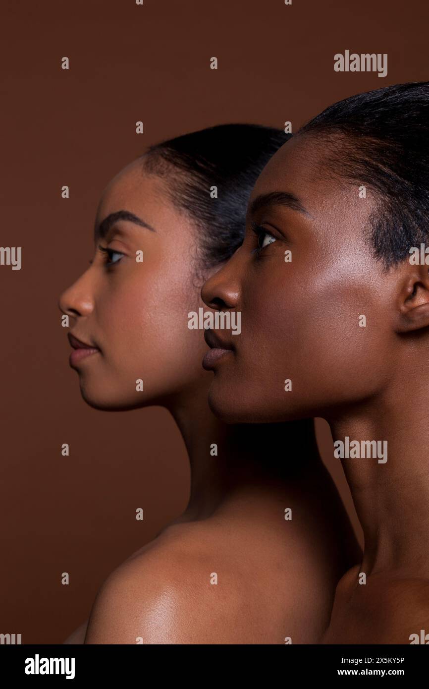 Profile of women hi-res stock photography and images - Alamy