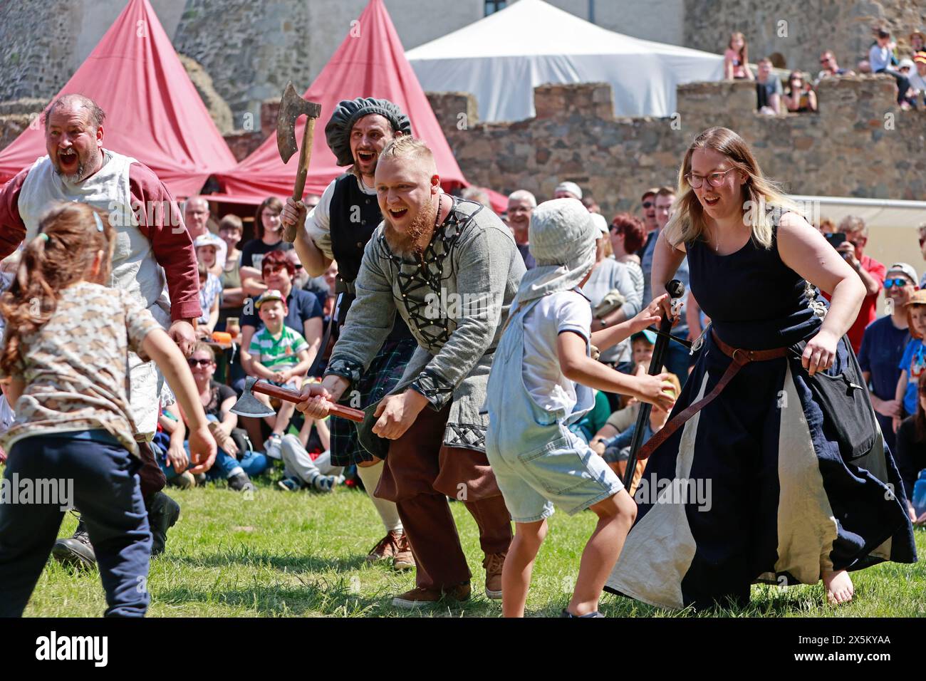 Falkenstein, Germany. 10th May, 2024. Members of a medieval sword ...