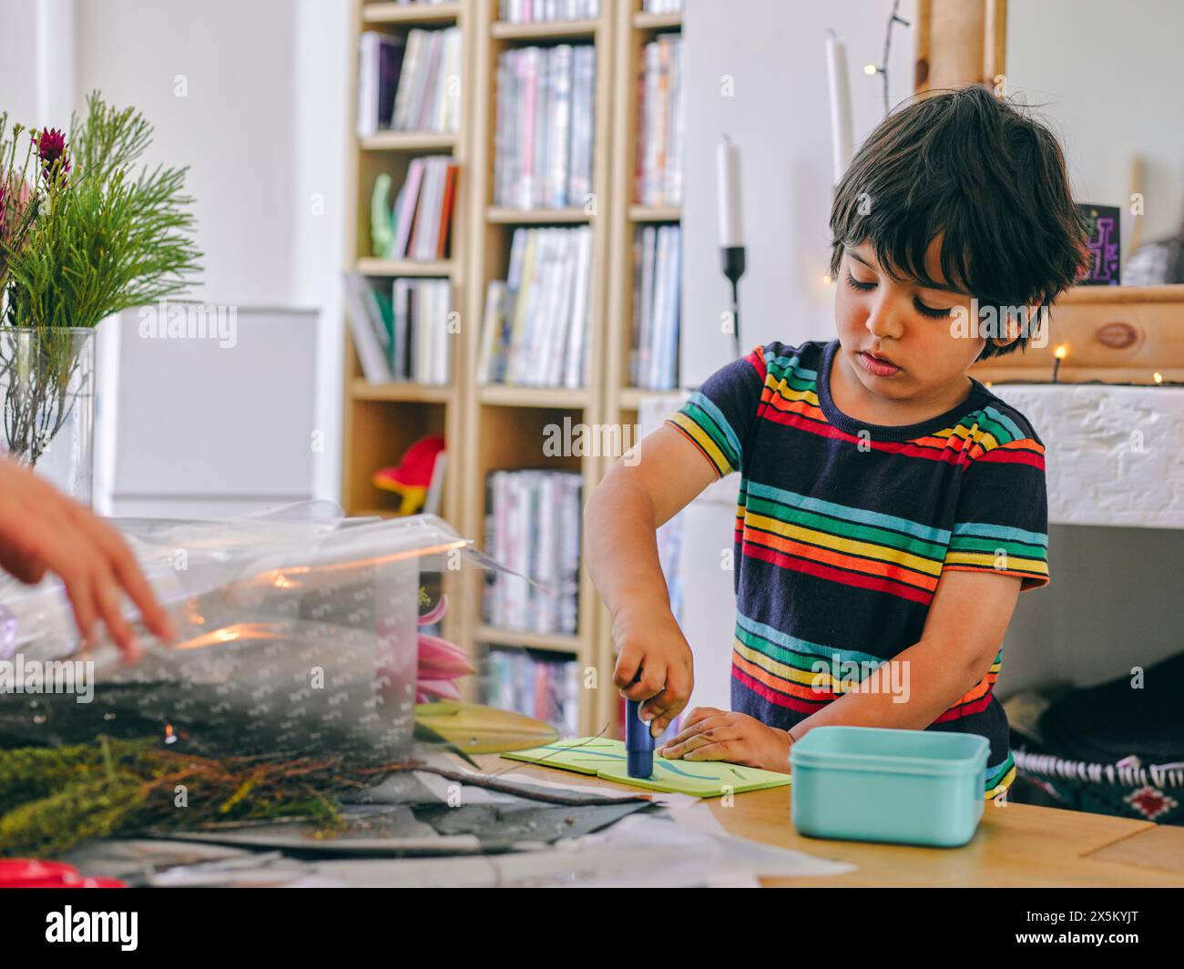 Boy drawing on sticky note Stock Photo - Alamy