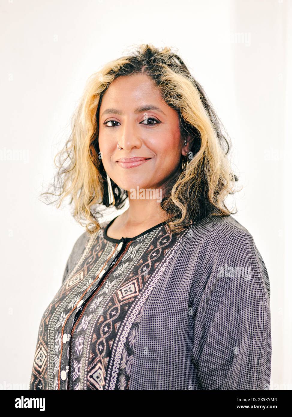 Studio portrait of smiling woman Stock Photo - Alamy