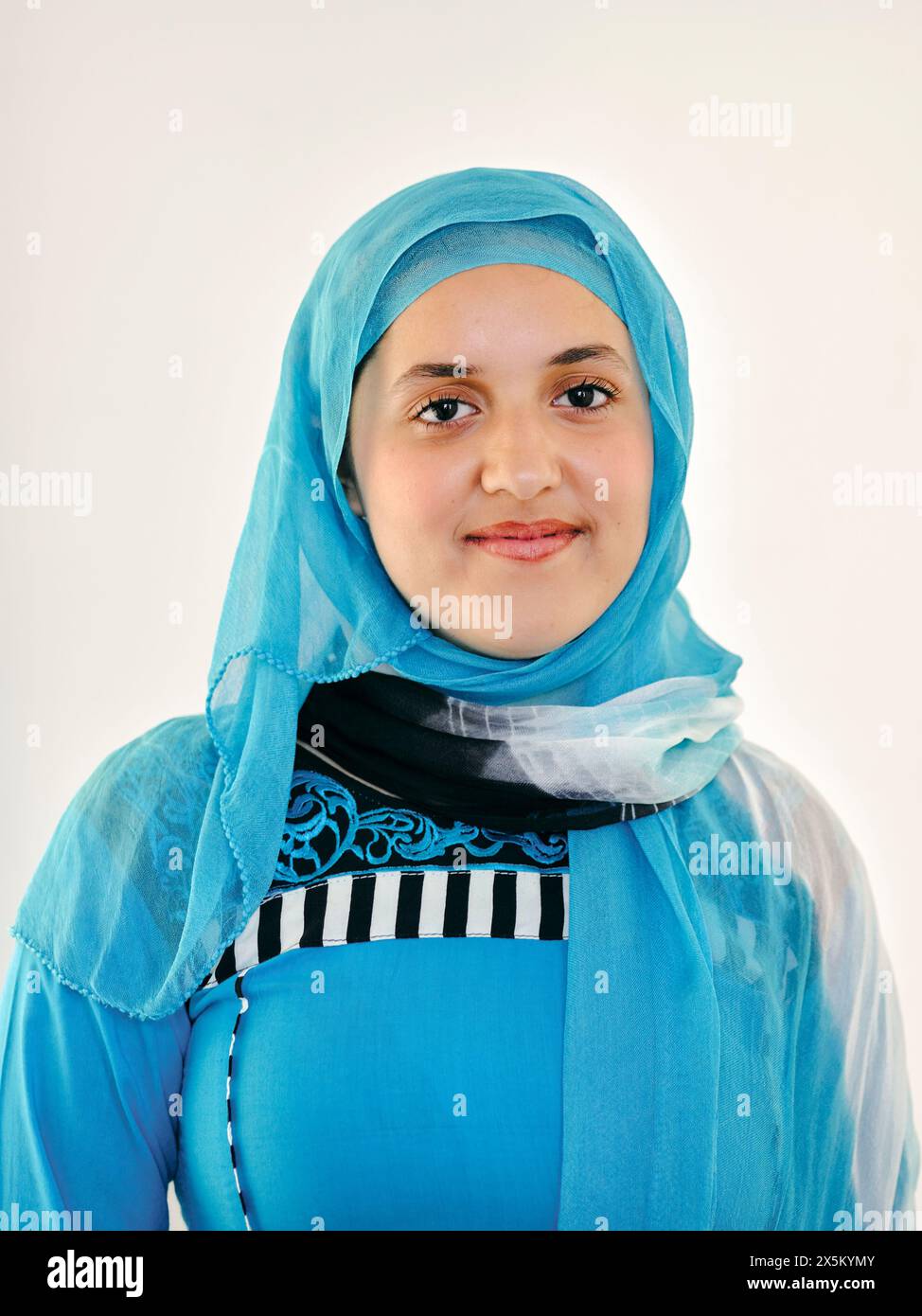 Muslim girls in white clothing hi-res stock photography and images - Alamy