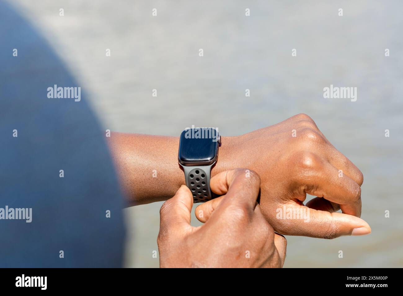 Smartwatch man hi-res stock photography and images - Alamy