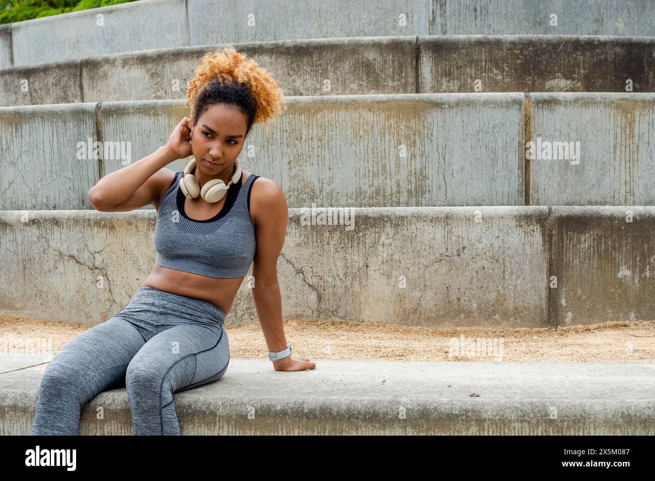 Young sporty woman sitting hi-res stock photography and images - Alamy