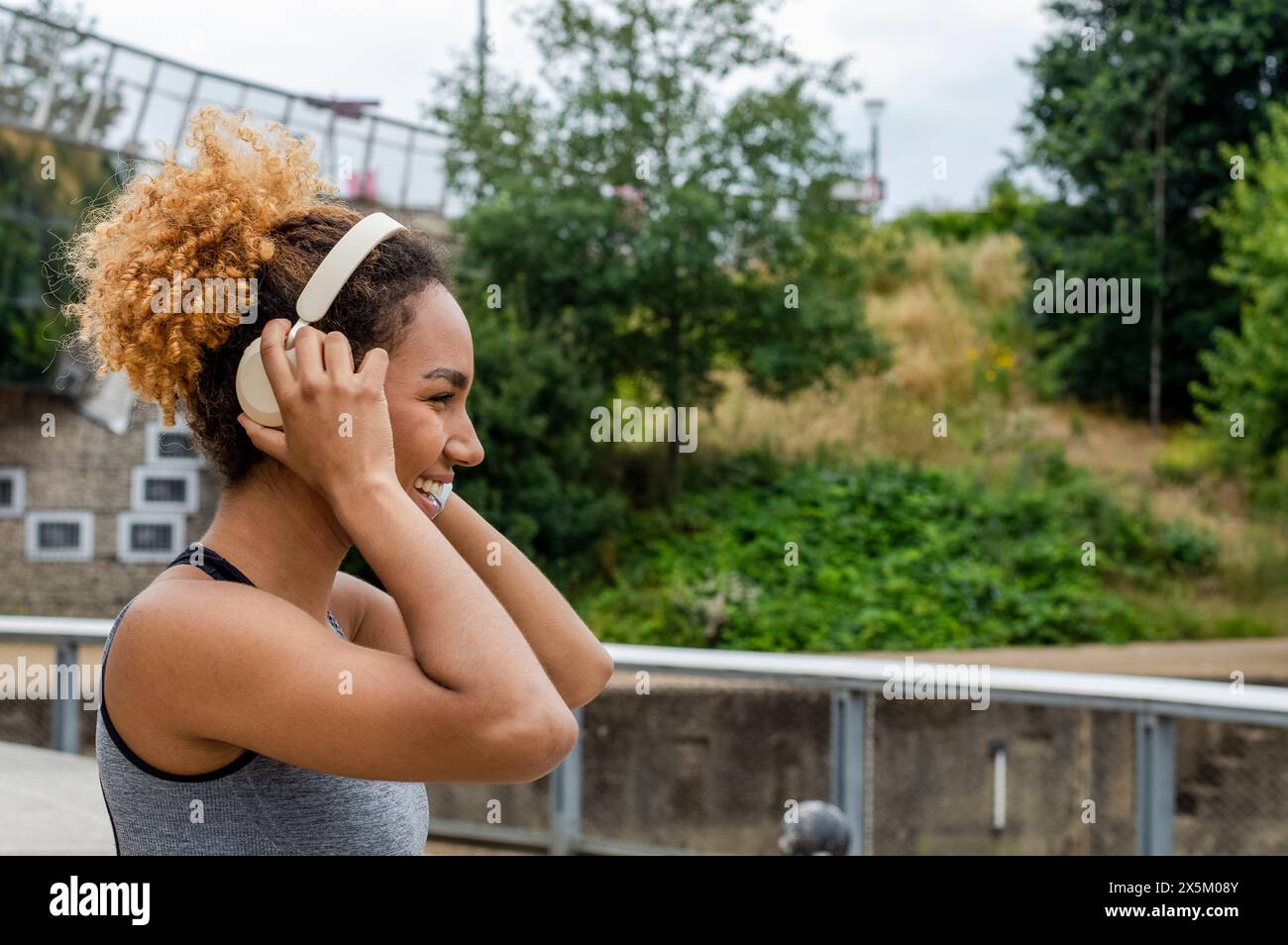 Putting on headphones hi-res stock photography and images - Alamy