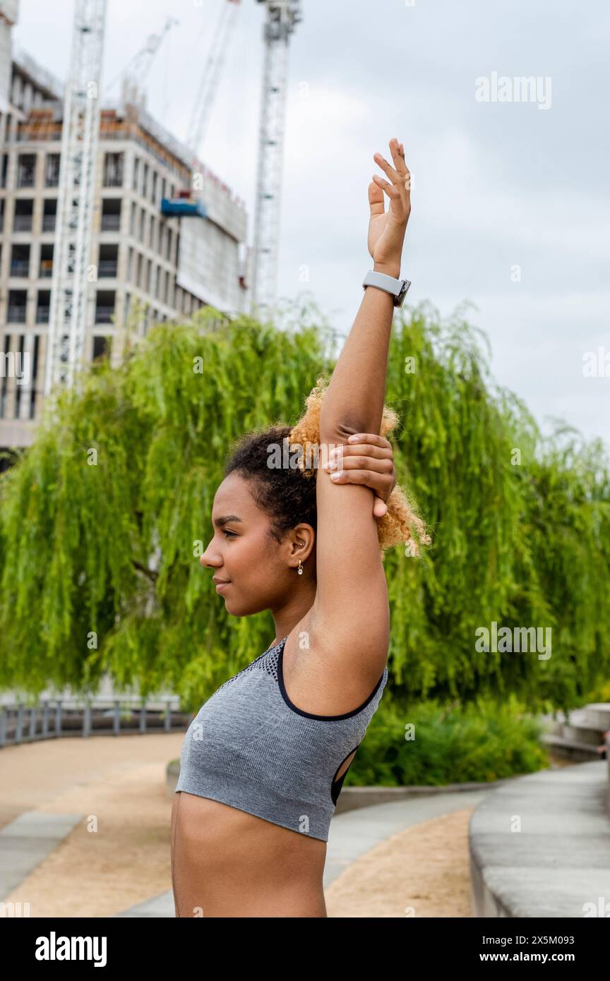 Sporty young woman stretching Stock Photo - Alamy