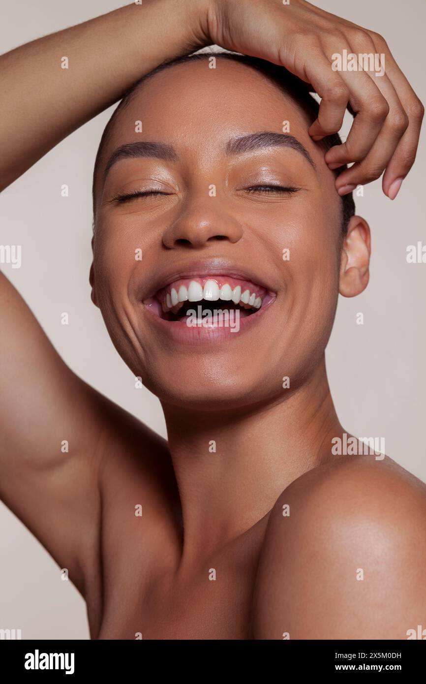 Close up hand on back woman hi-res stock photography and images - Alamy