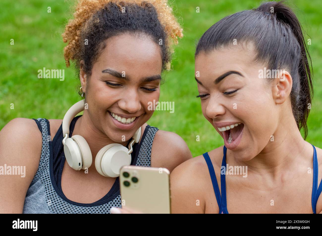 Group of women laughing hi-res stock photography and images - Alamy