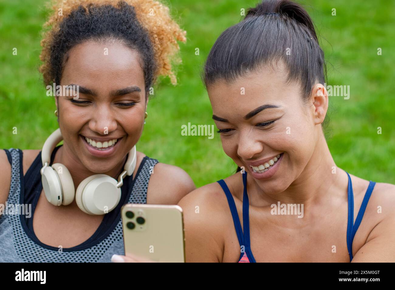 Young back london phone ethnic hi-res stock photography and images - Alamy