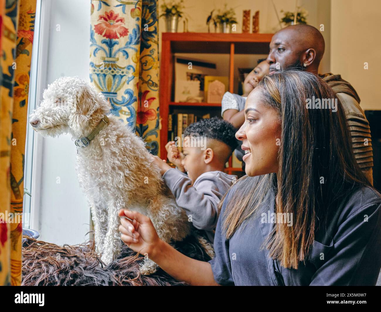 Father daughter son small dog hi-res stock photography and images - Alamy