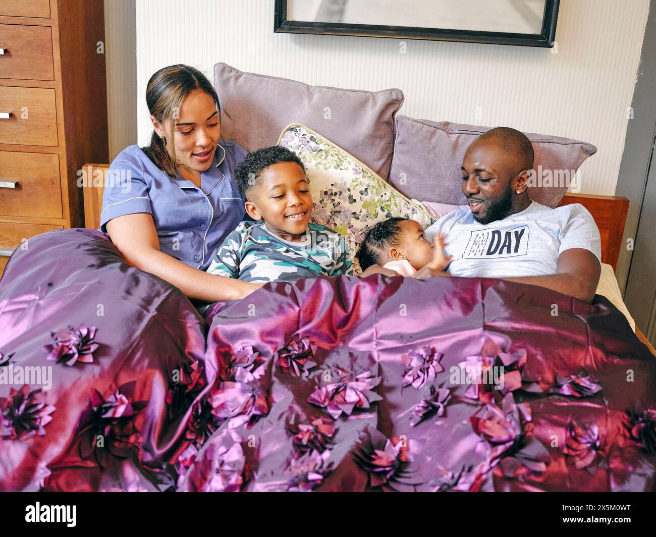Mother and daughter in bed hi-res stock photography and images - Alamy