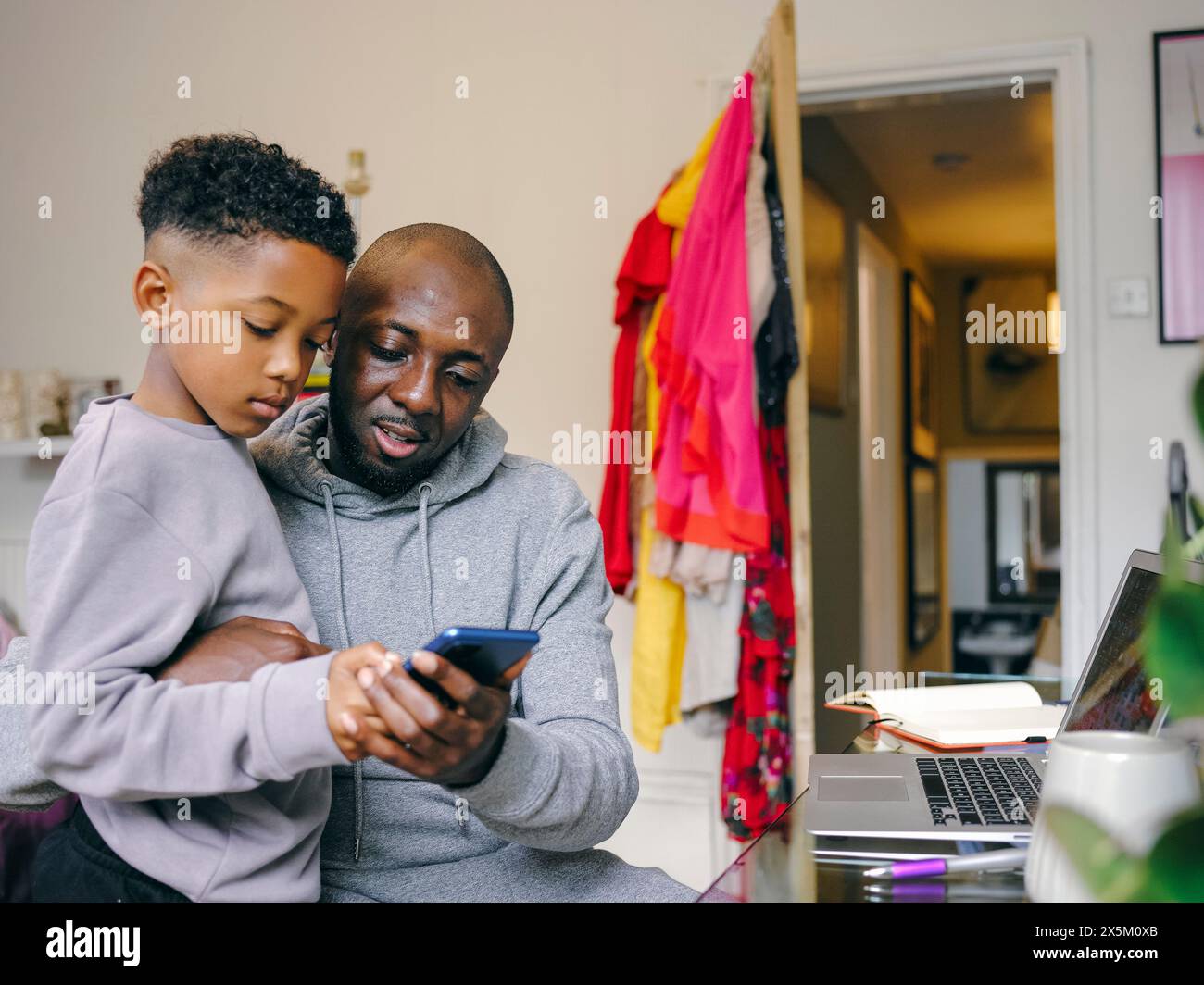 Father son using mobile hi-res stock photography and images - Alamy