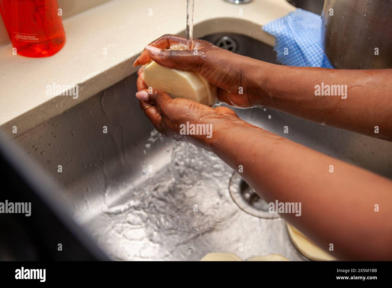 Produce washing hi-res stock photography and images - Alamy