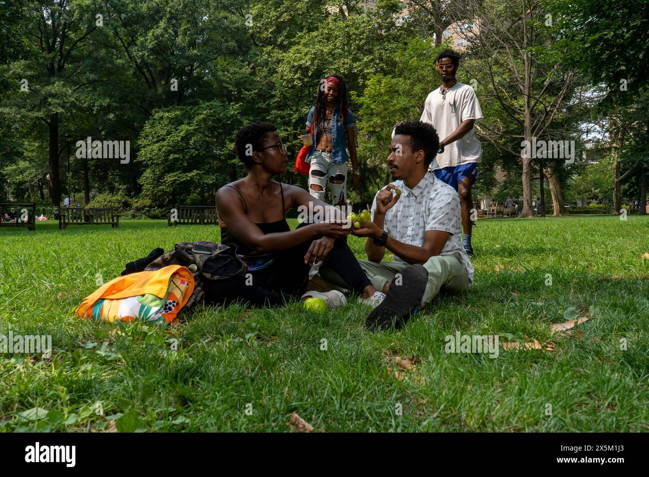 Friends park talking male and female hi-res stock photography and ...