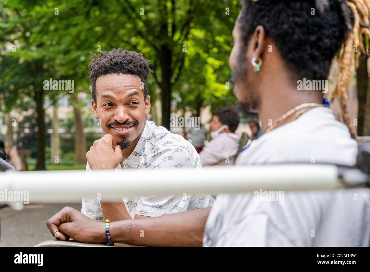 Two men on park bench hi-res stock photography and images - Alamy