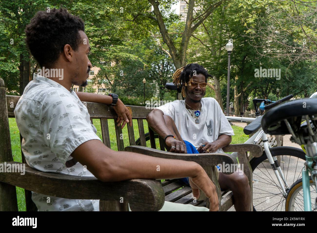 Three people park bench hi-res stock photography and images - Alamy
