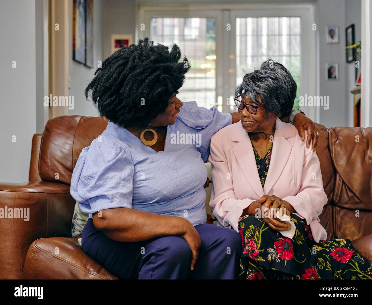 Mature woman talking to senior mother on sofa Stock Photo - Alamy