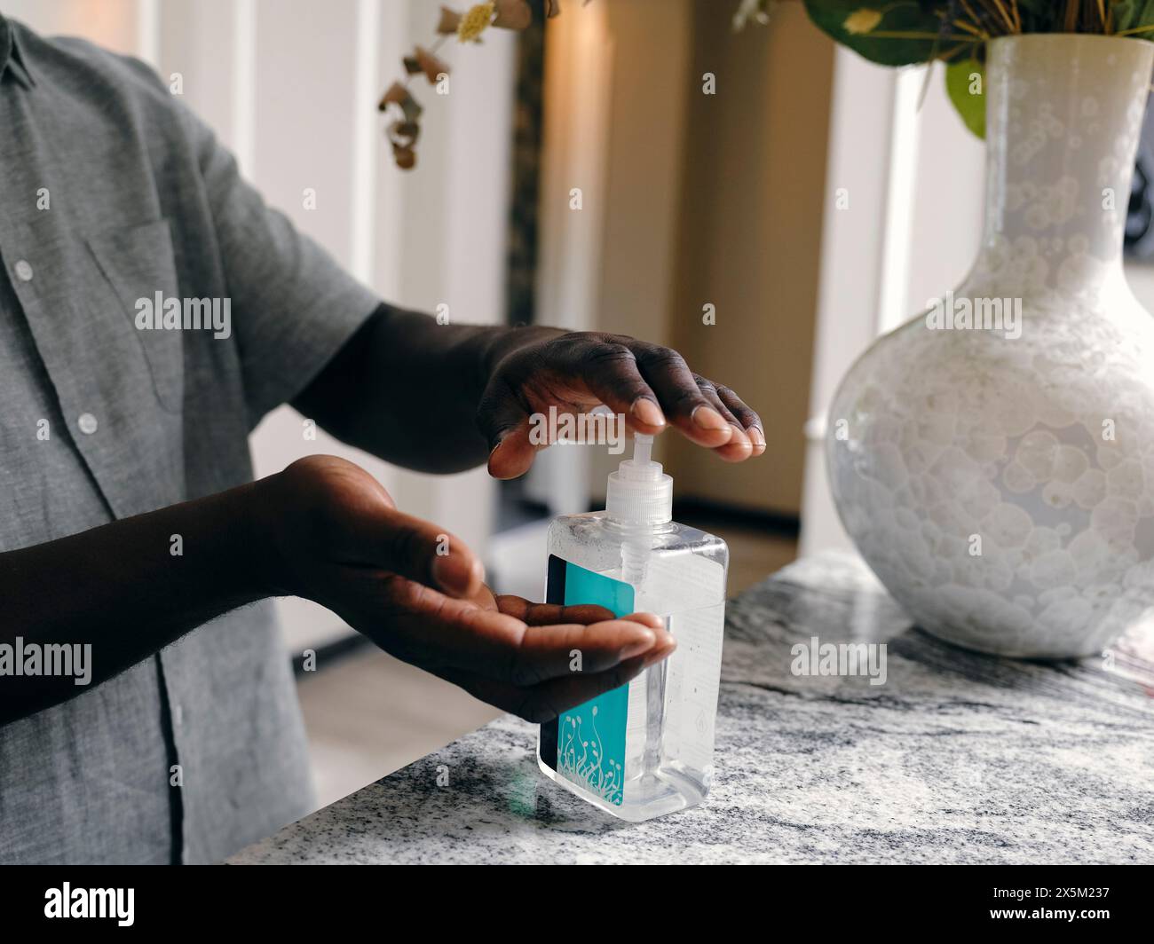 Man front desk hotel hi-res stock photography and images - Alamy
