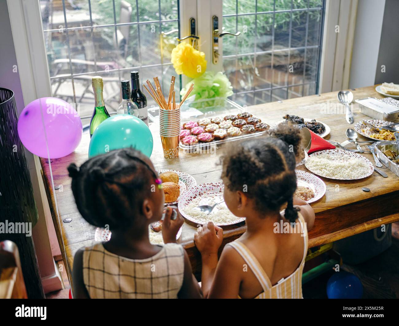 Girls get food hi-res stock photography and images - Alamy
