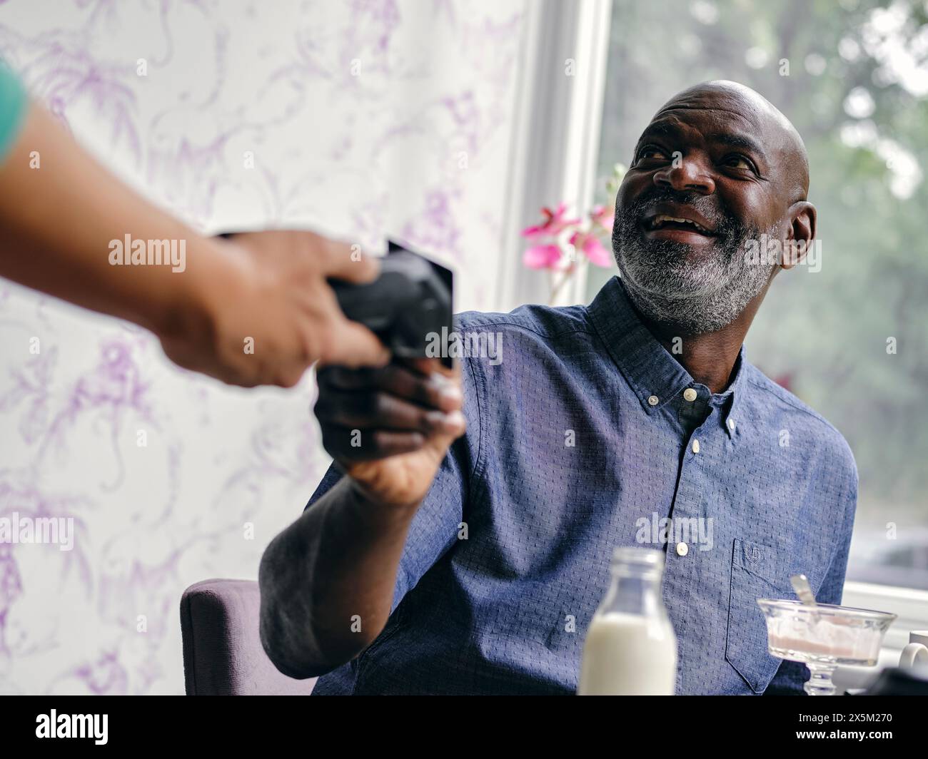 Paying app on phone hi-res stock photography and images - Alamy