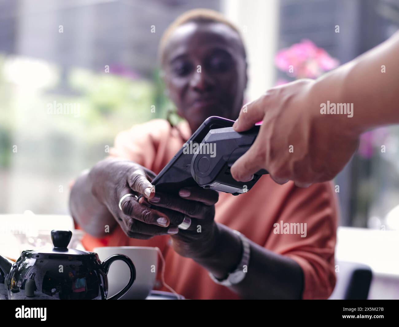 Paying app on phone hi-res stock photography and images - Alamy