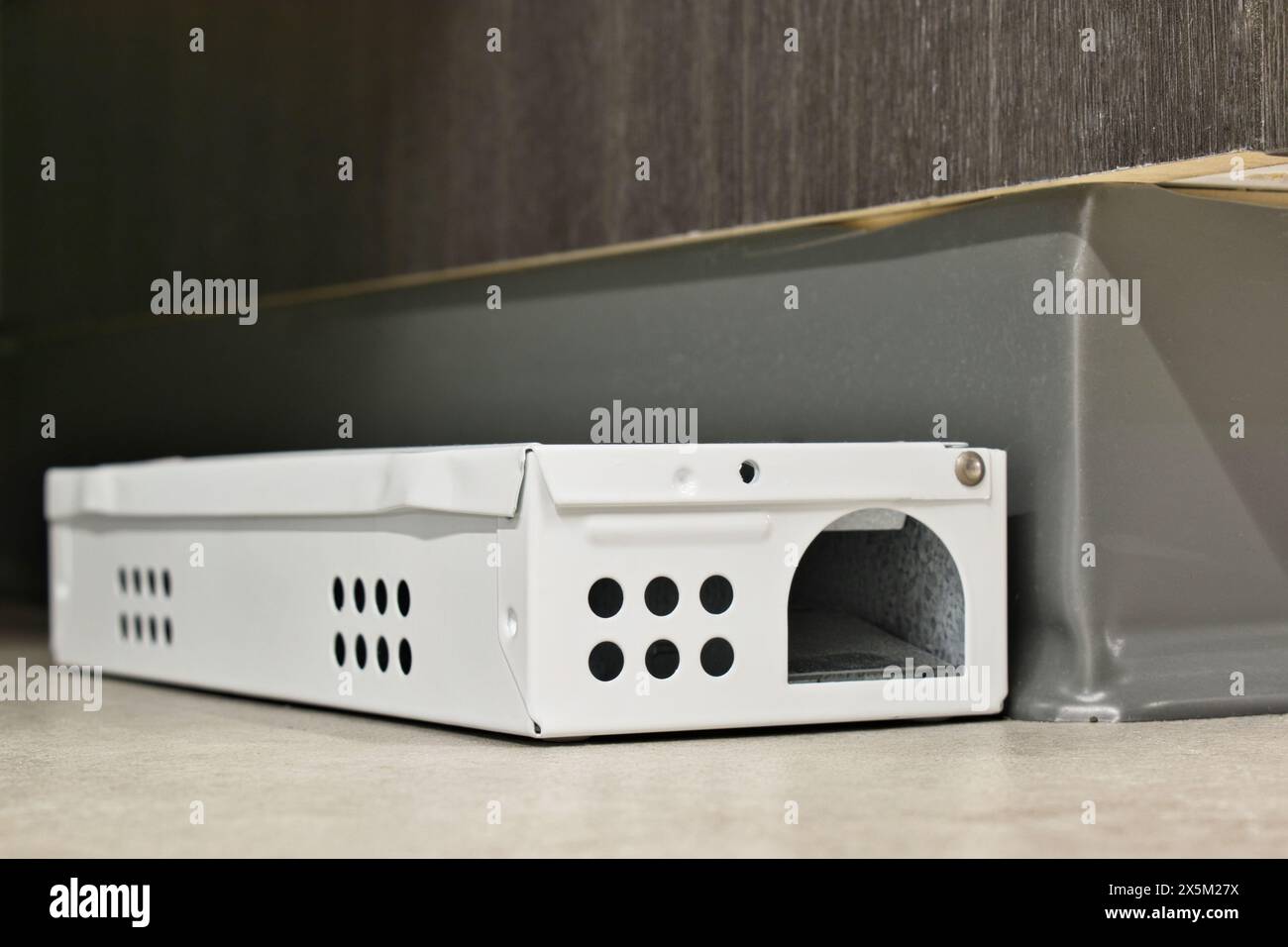 Pest control exterminator services hi-res stock photography and images ...