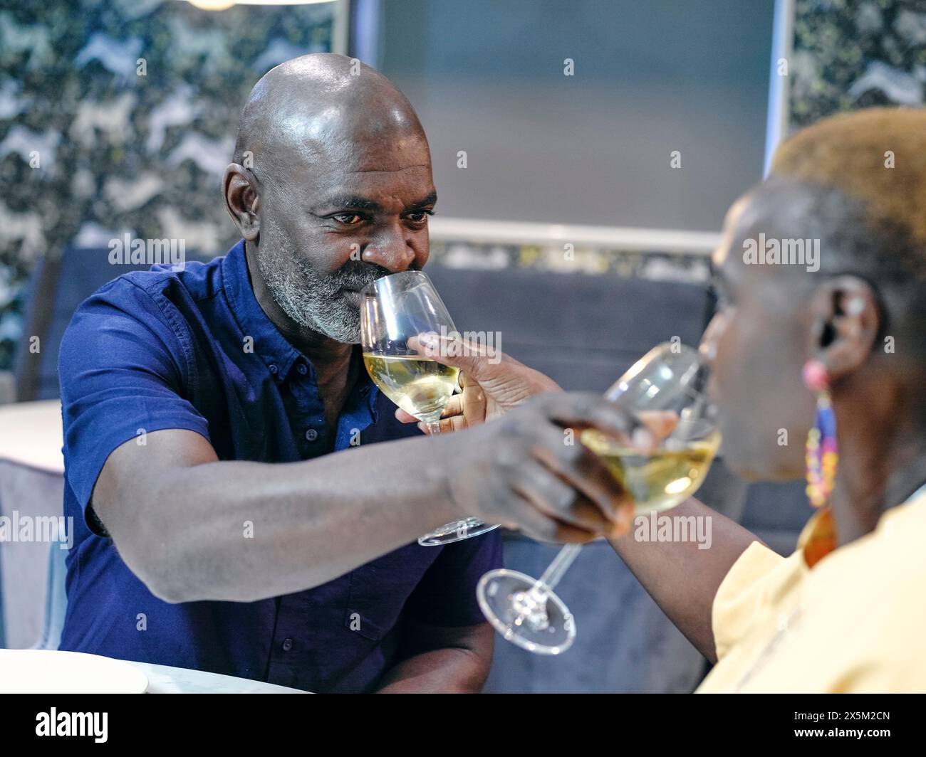 Sharing table restaurant hi-res stock photography and images - Alamy