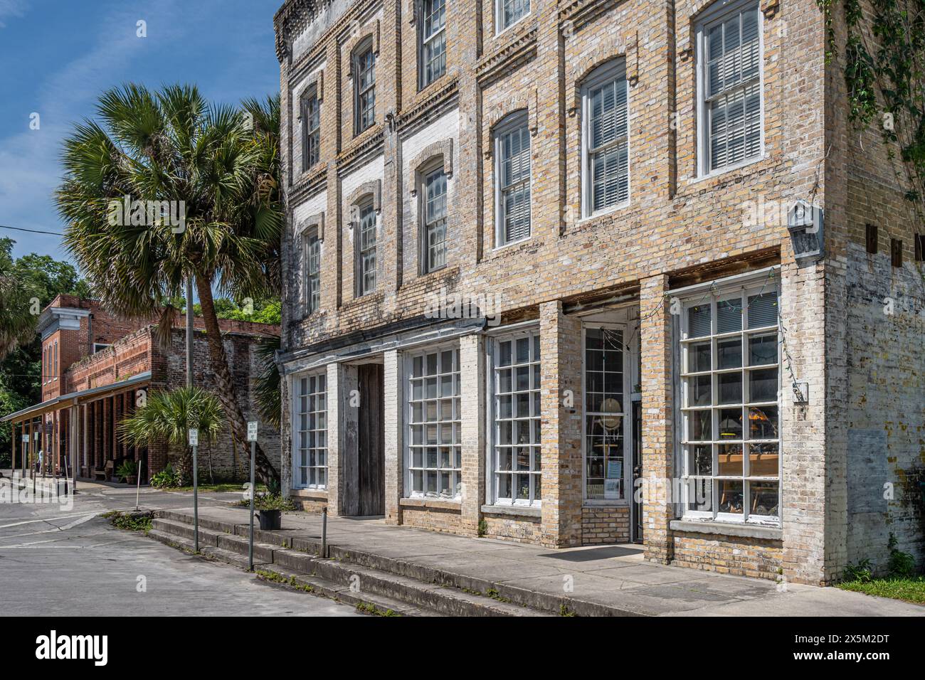 Shops in historic downtown Micanopy, Florida. (USA Stock Photo - Alamy