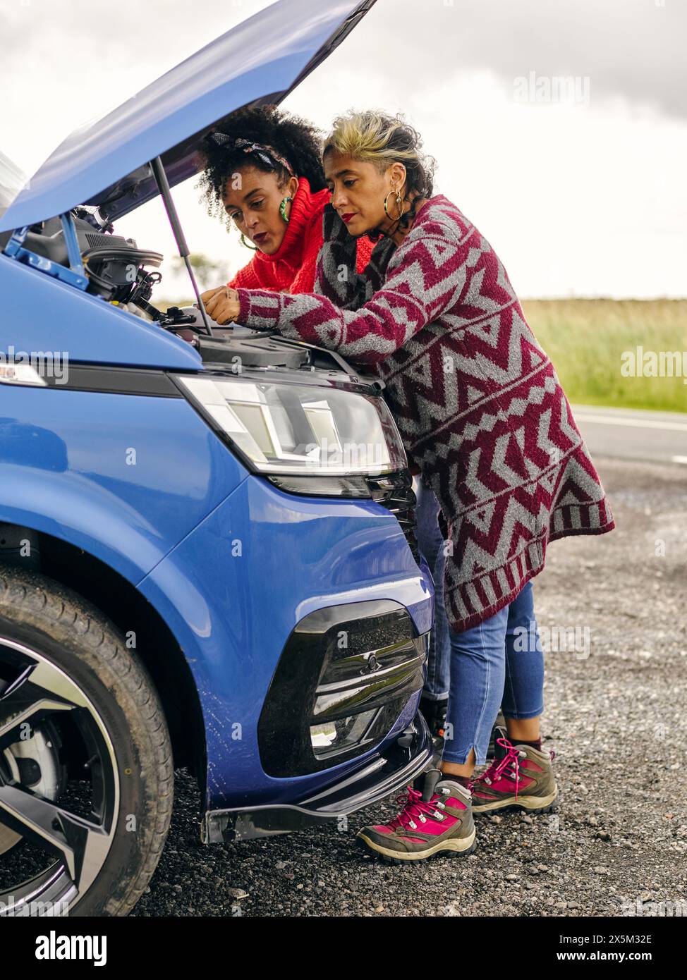 Women fixing broken car Stock Photo - Alamy