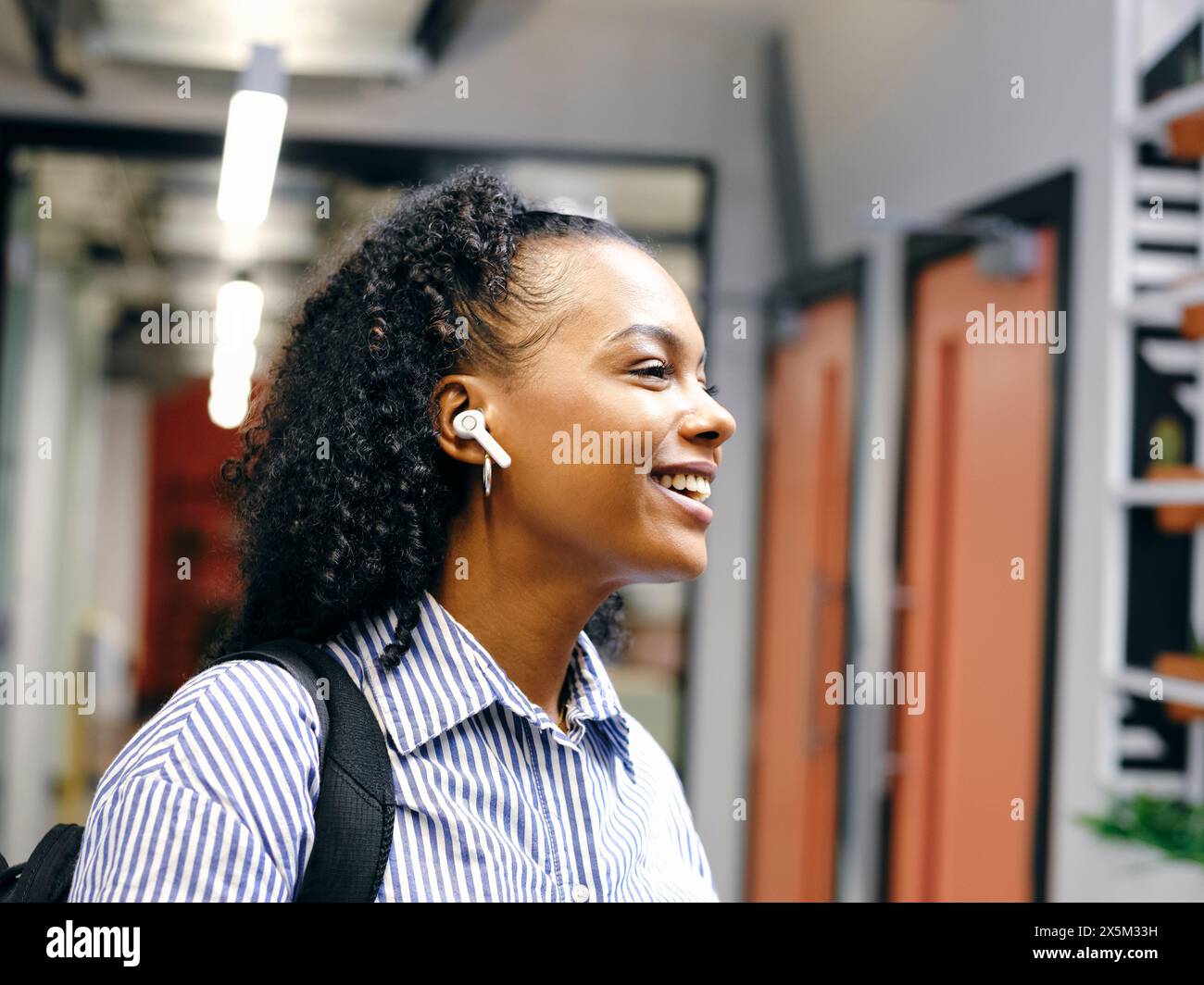 Woman wireless earphones hi-res stock photography and images - Alamy