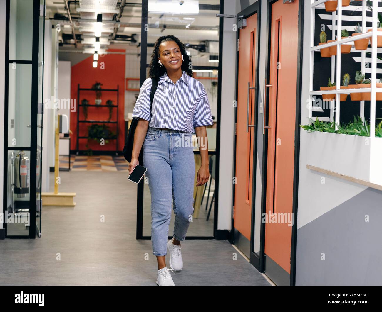 Woman office walking hi-res stock photography and images - Alamy