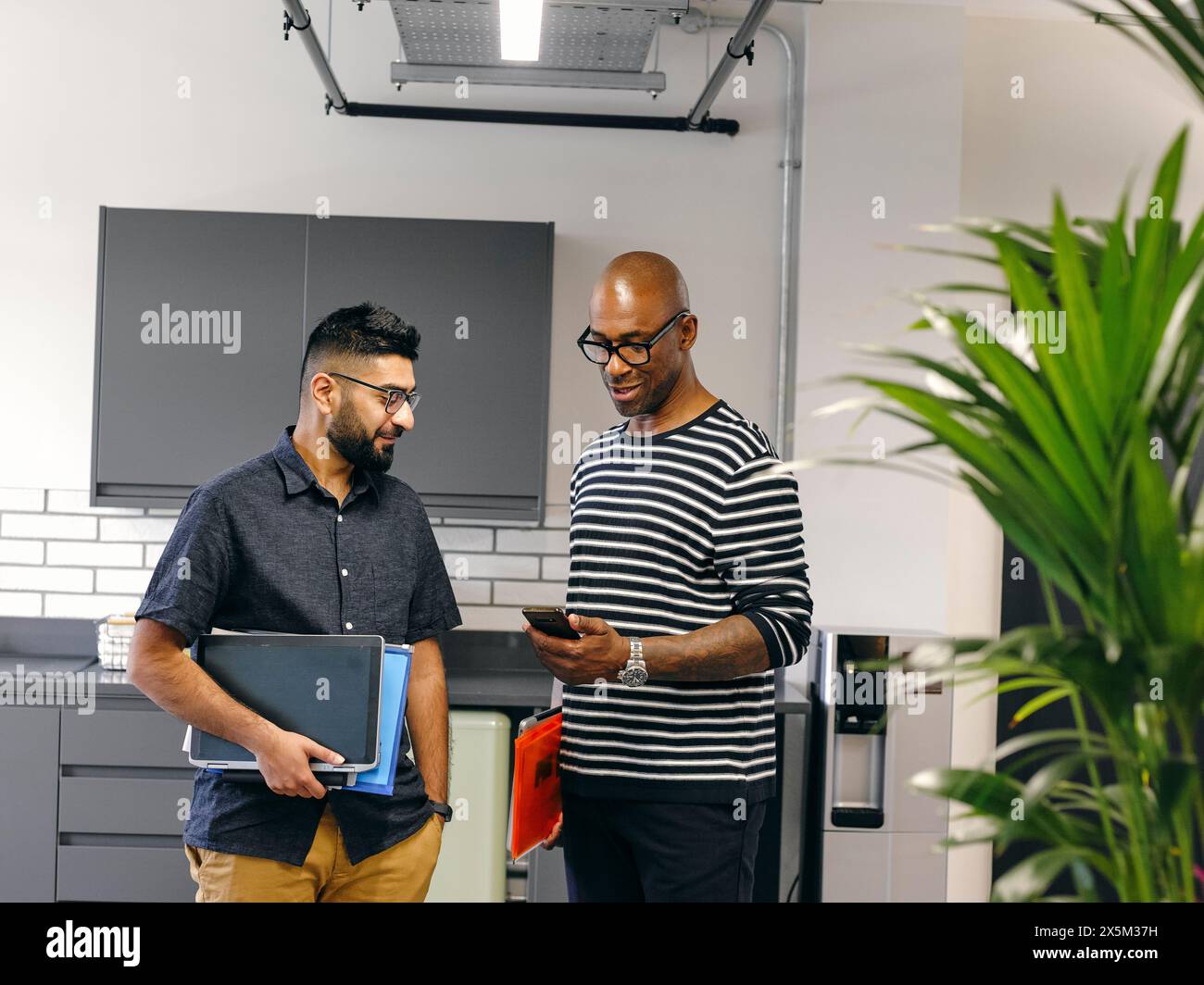 Two men talking hi-res stock photography and images - Alamy