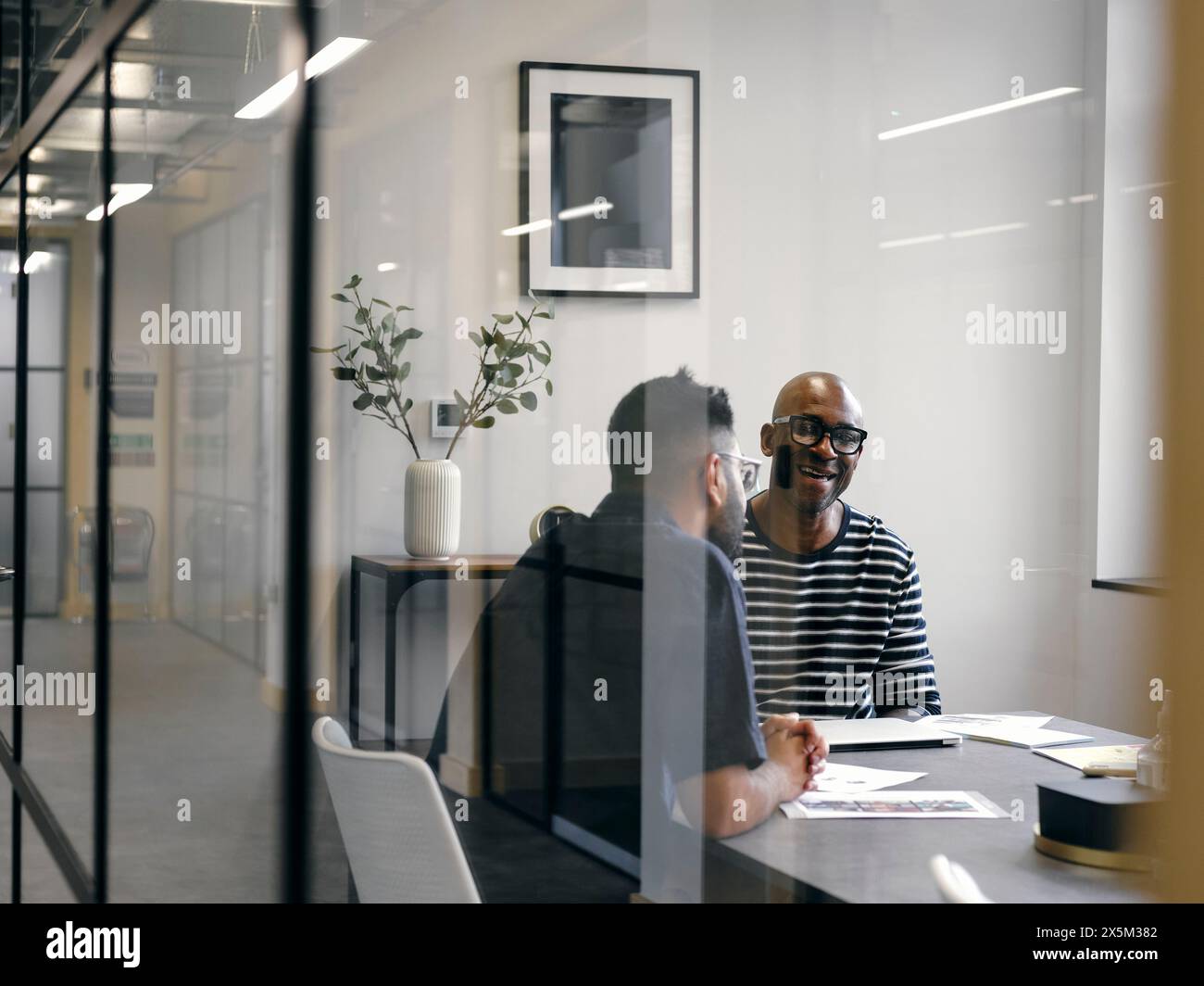 Two men in conversation hi-res stock photography and images - Alamy