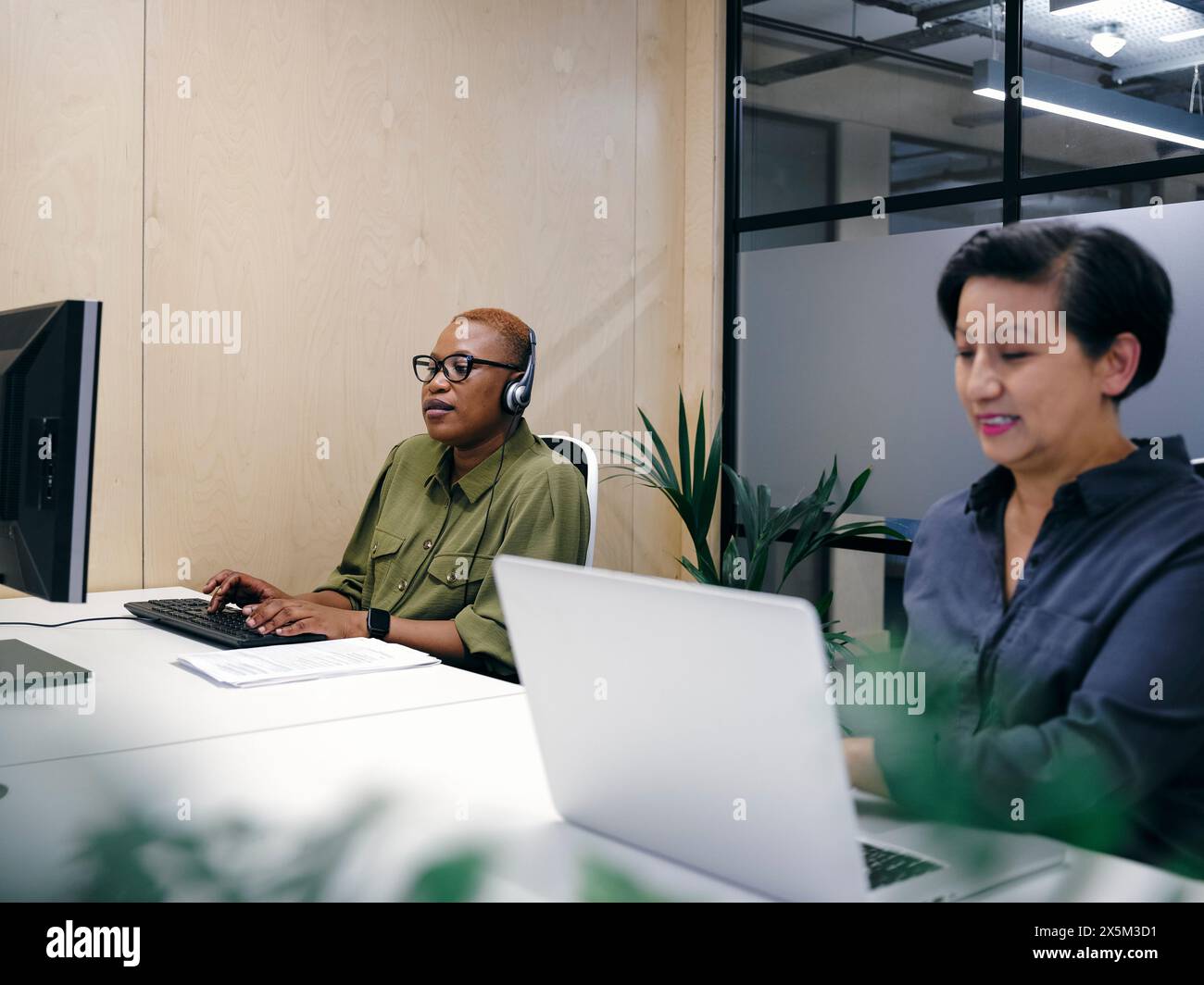 Workers in office desk hi-res stock photography and images - Alamy