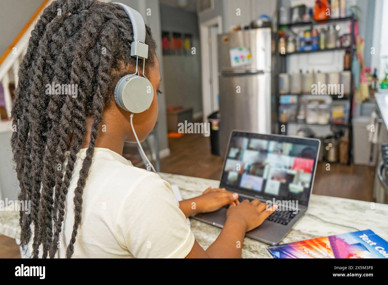 Girl laptop home hi-res stock photography and images - Alamy