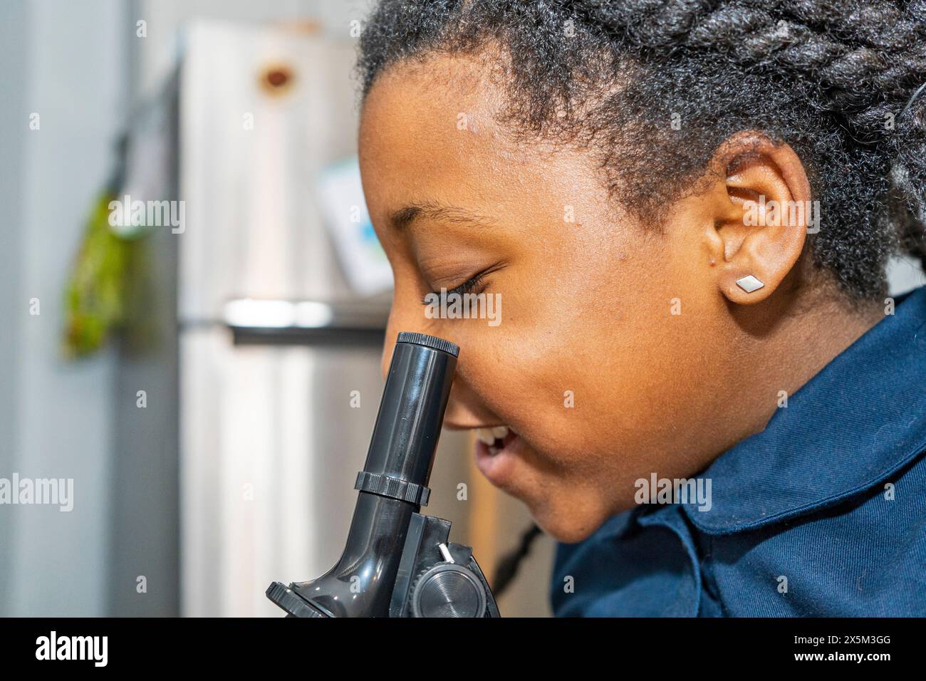 Girl microscope hi-res stock photography and images - Alamy