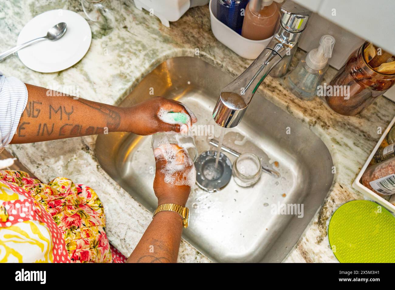 Male washing the dishes hi-res stock photography and images - Alamy