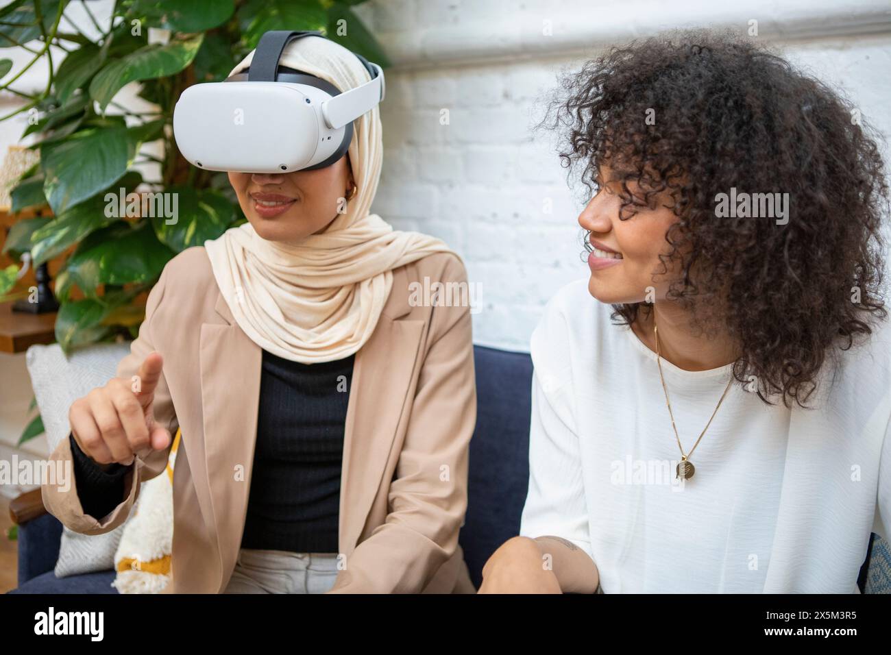 Two women using virtual reality hi-res stock photography and images - Alamy