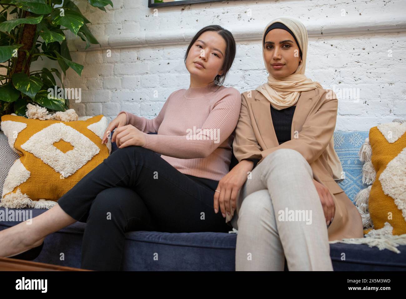 Women legs crossed sitting hi-res stock photography and images - Alamy