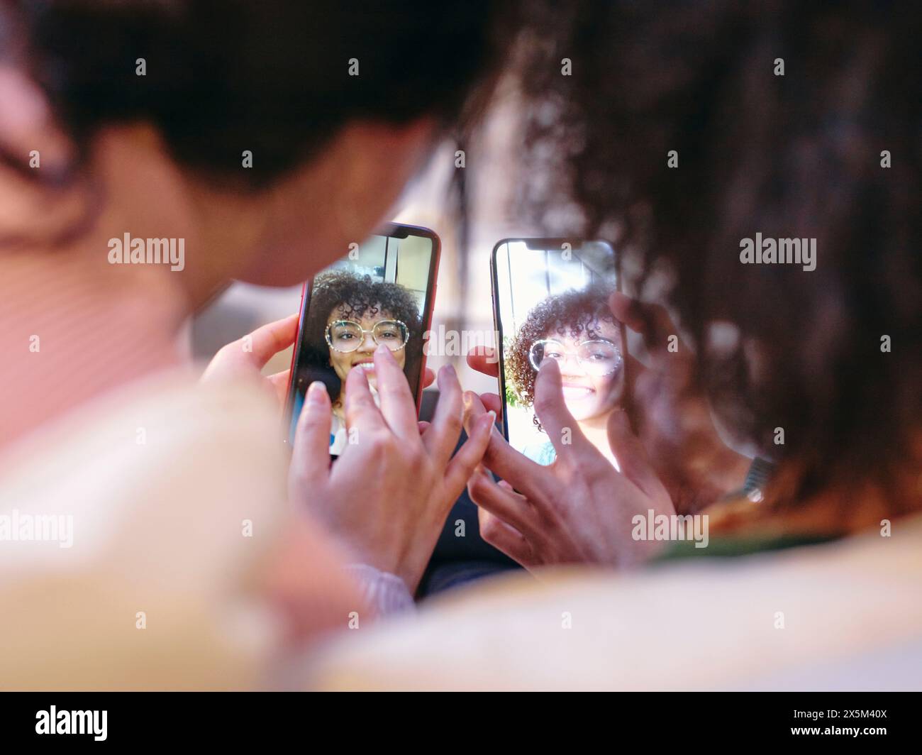 Women smiling looking over shoulder hi-res stock photography and images ...