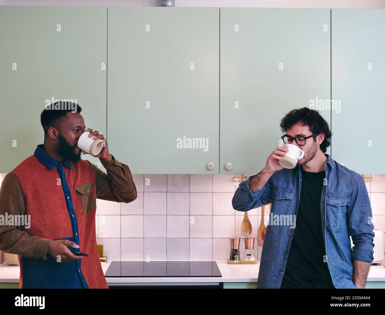 Men in a kitchen hi-res stock photography and images - Alamy